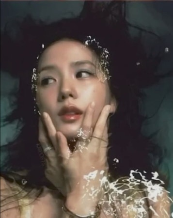 BLACKPINK Community Post - pretty mermaid jisoo🌼🤌🏻