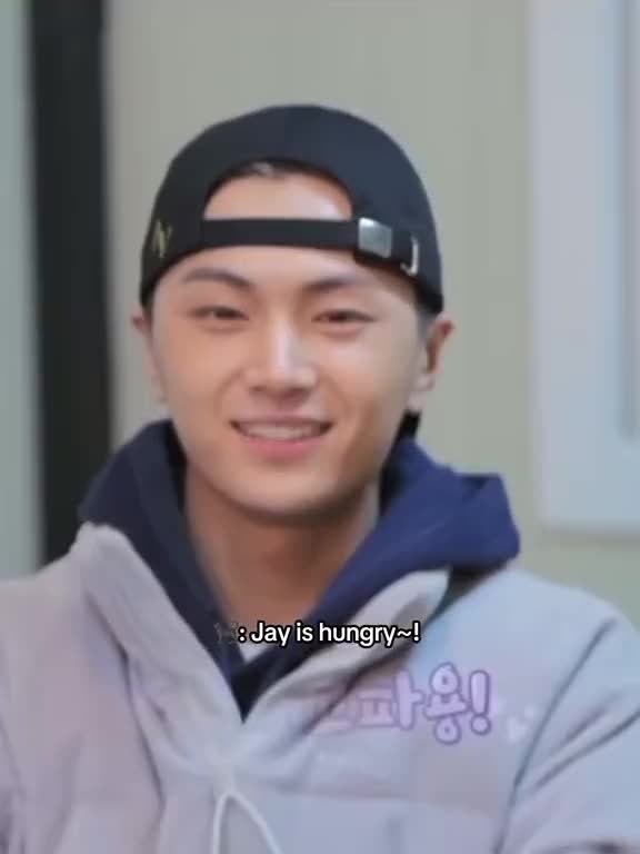 ENHYPEN Community Post - this so cute, "jay is hungry"🤭