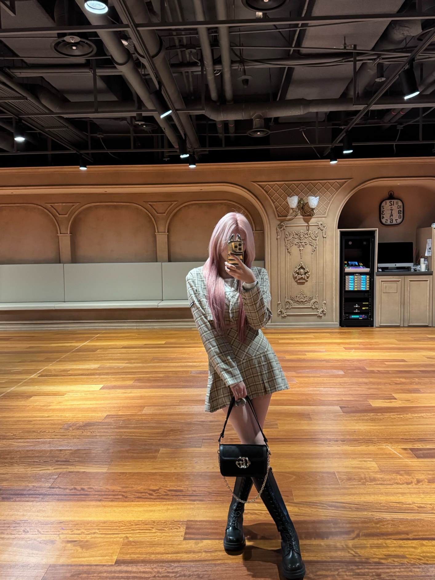 BABYMONSTER 커뮤니티 포스트 - Rami’s Attitude☁️😏 (with. BM CUP♥️) - RAMI