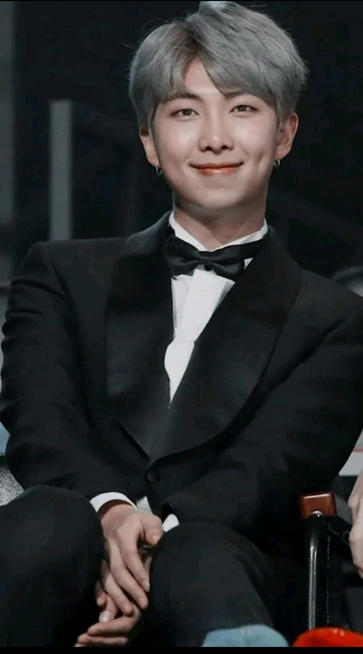 BTS Community Post - #kim_namjoon 💜💜 #bts #army_borahae_bts_on_weverse #btsleader 💫