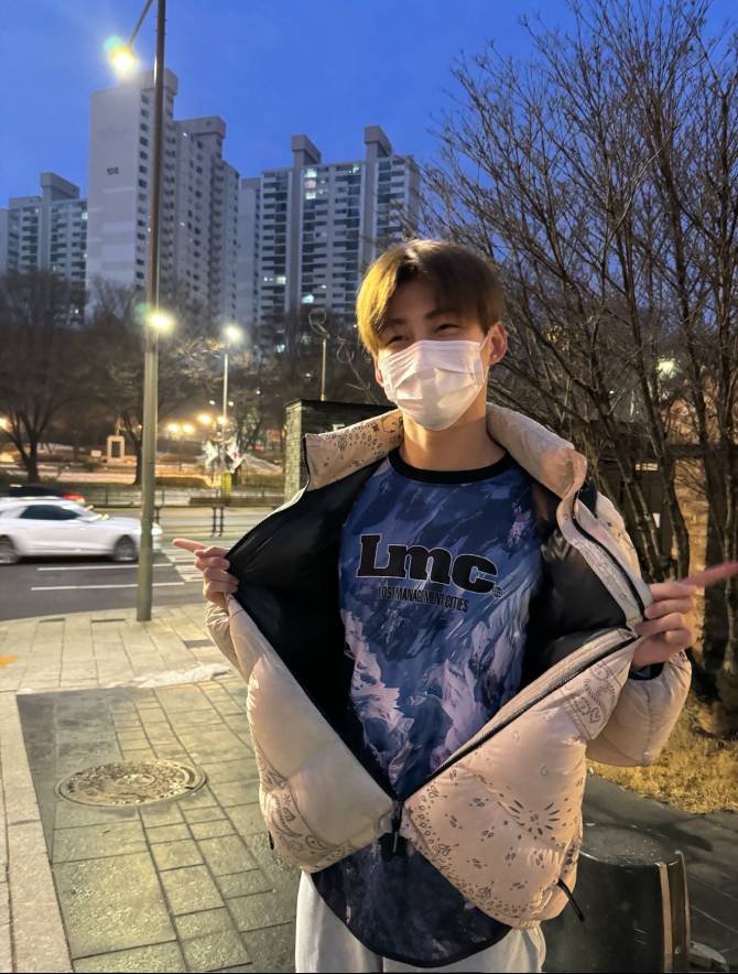 Tws Community Post 지훈아 19번째 생일 너무너무 축하하고 앞으로도 늘 그래왔듯 행복한 일만 가득하자☺️☺️