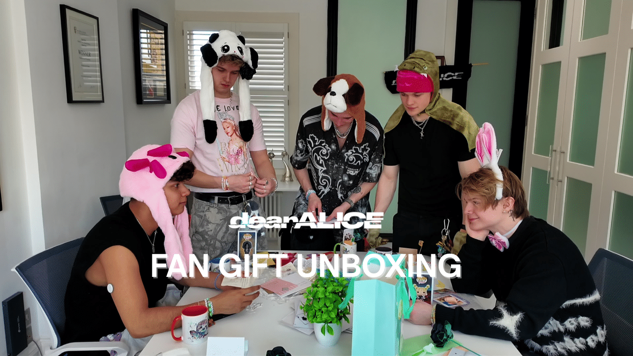 Weverse dearALICE Media - dearALICE Fan Gift Unboxing