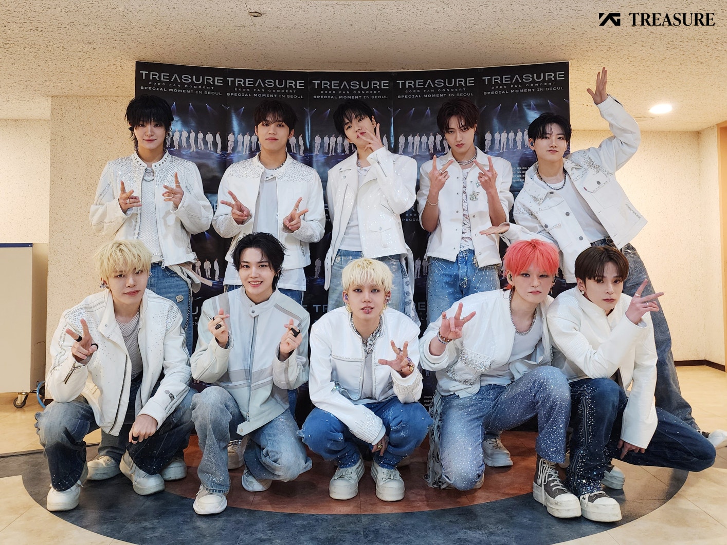 Imagen de TREASURE de Weverse - 250330 2025 TREASURE FAN CONCERT ...