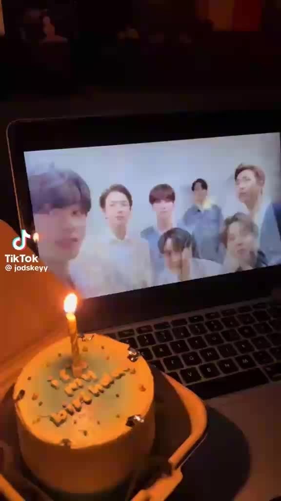 BTS Community Post - Hoje é meu aniversário, e o maior presente foi ter conhecido vocês 7💜🥹🎂🎉 ...