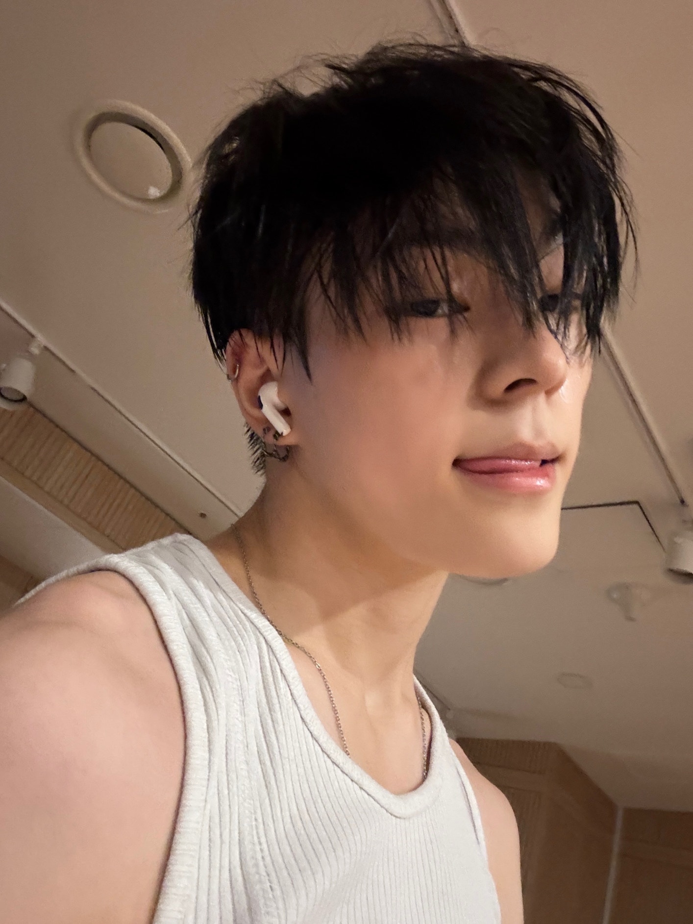 WHIB Community Post - 춤 추자 - KIM JUN MIN