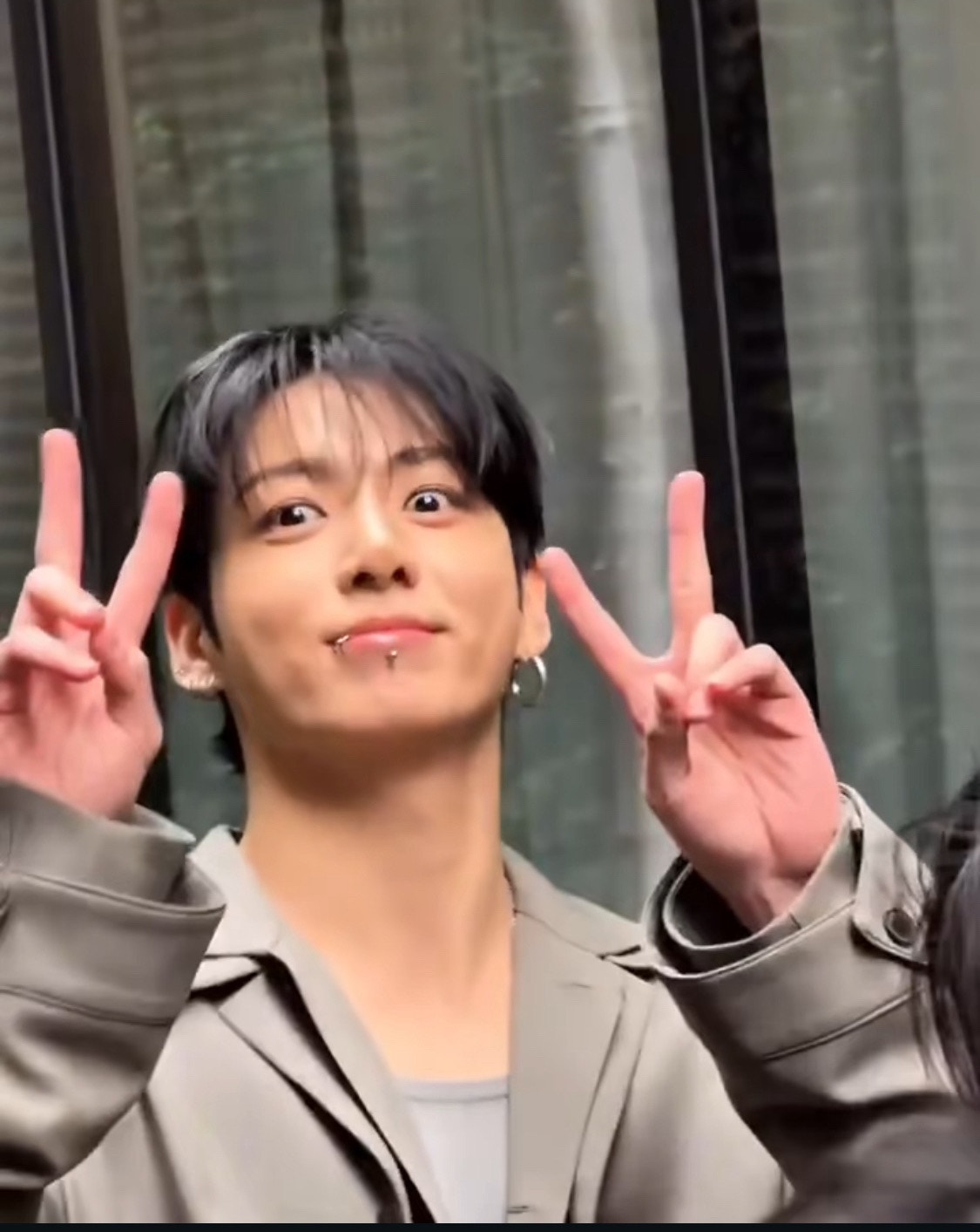 BTS Community Post - Asi las que esperamos un friday live ️😐 ️
