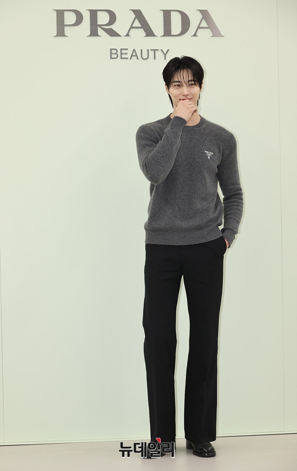BYEON WOO SEOK Community Post - Prada Beauty : (3) 10.13.25 Banana Lip ...