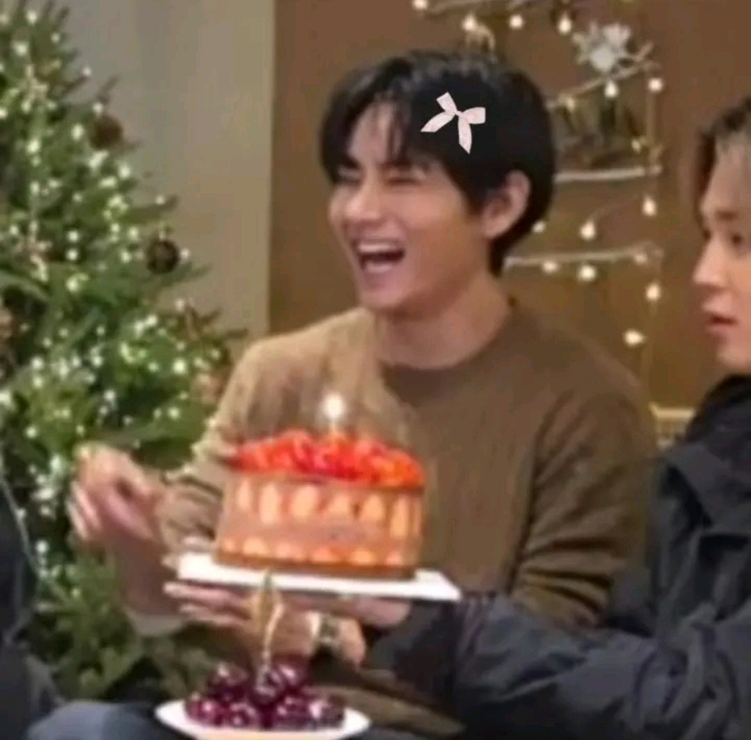 BTS Community Post - OMG Tae was SO cute in today's Vlive🥹💞 He looked ...