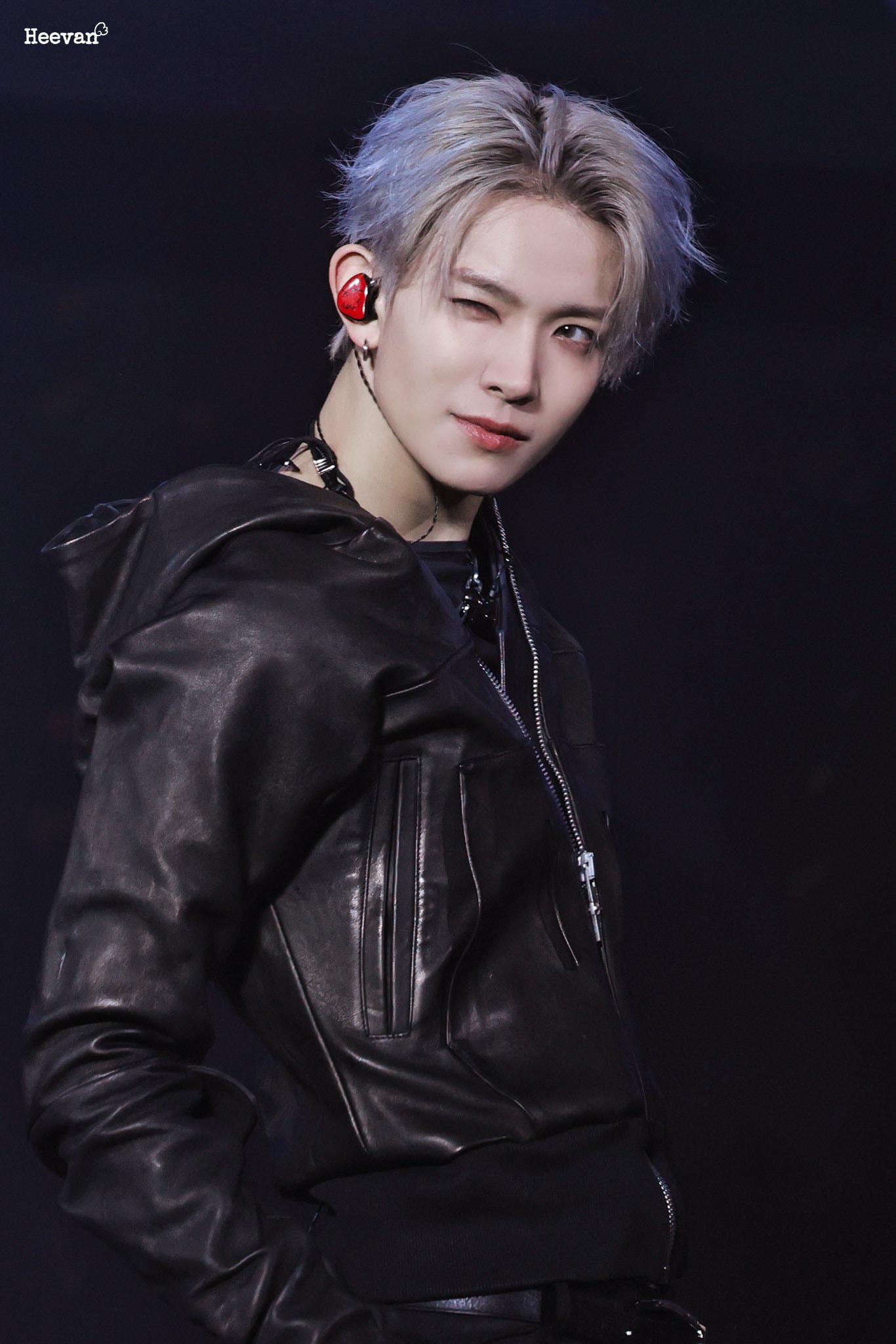 ENHYPEN Community Post - These heeseung pics are god tier🫶🏻🫶🏻