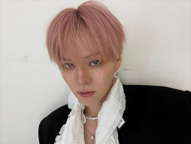 TREASURE Community Post - ELLE JAPAN behind🫶🏼 - YOSHI